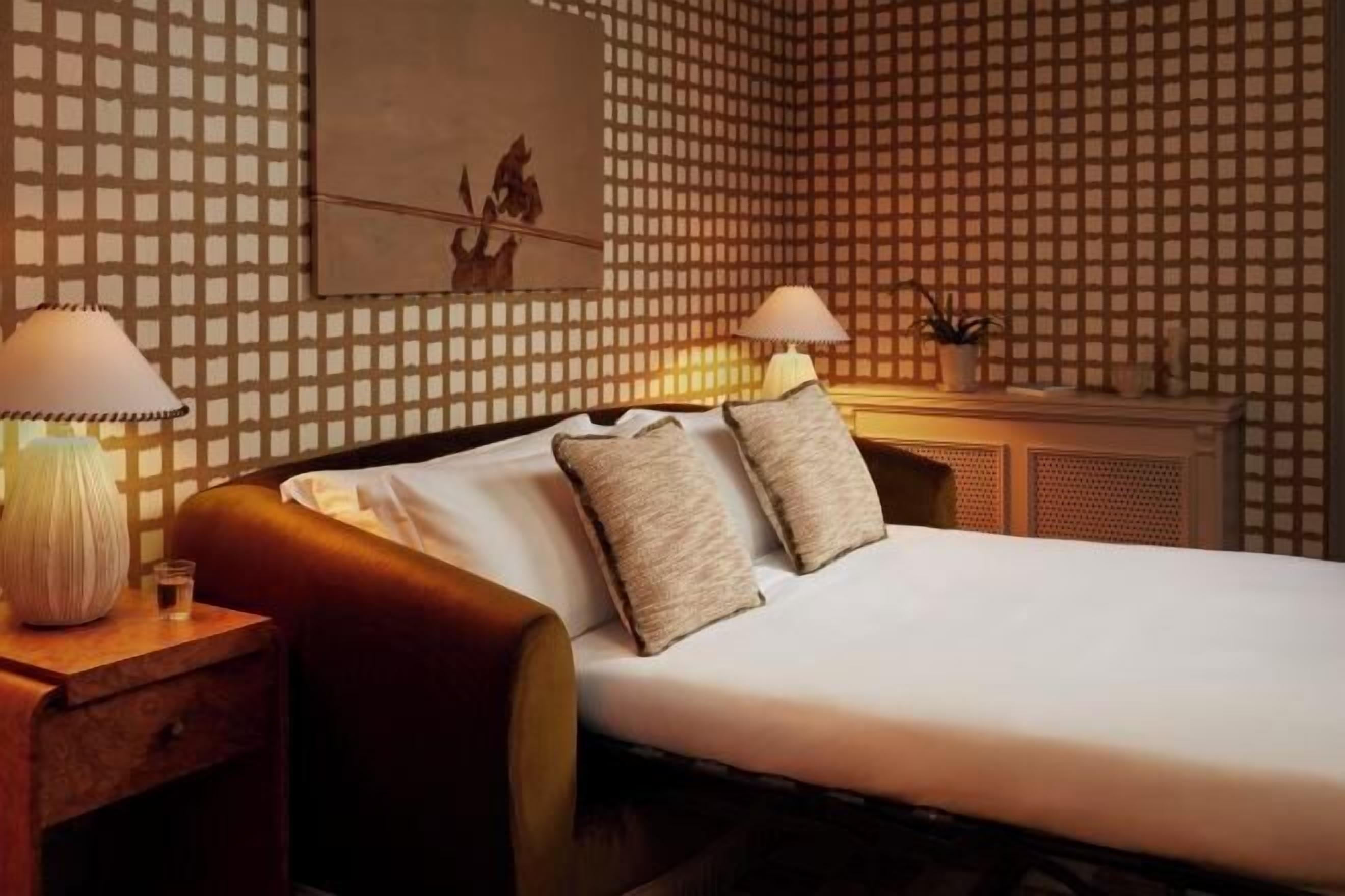 Frigobar, cofres nos quartos, ferros/tábuas de passar roupa