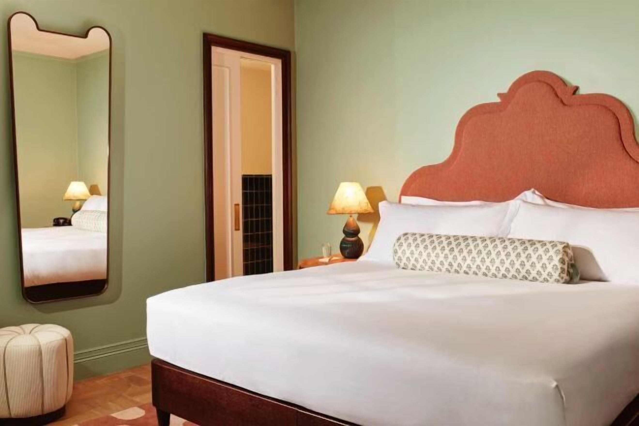 Frigobar, cofres nos quartos, ferros/tábuas de passar roupa