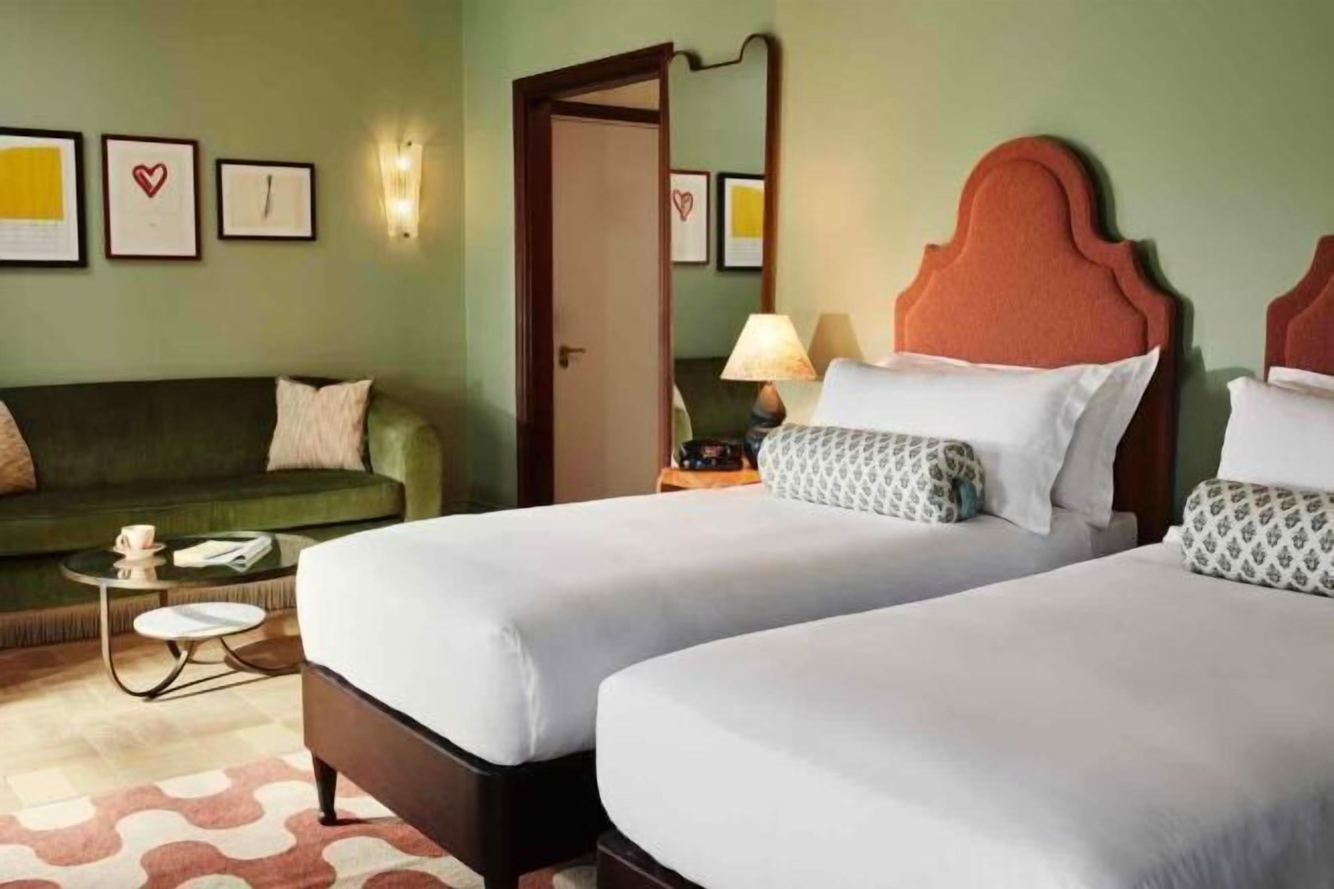 Frigobar, cofres nos quartos, ferros/tábuas de passar roupa