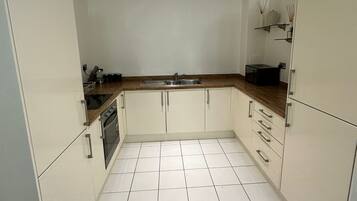 Apartamento | Cozinha privada | Um frigorífico, um micro-ondas, um forno, uma placa de cozinha