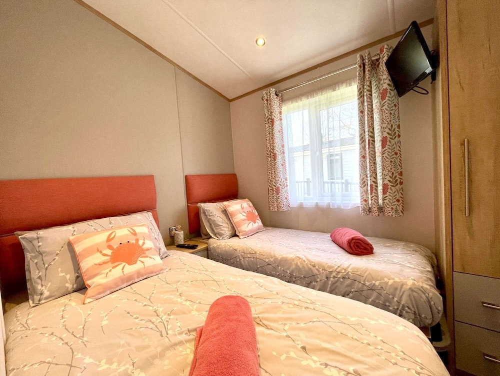 Norfolk Lodge With Private Hot Tub - Wiltshire