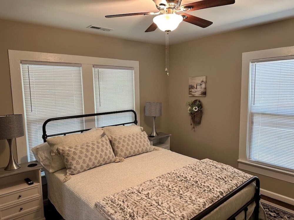 Charming 2 Bed Home - Downtown Concord - Concord, NC