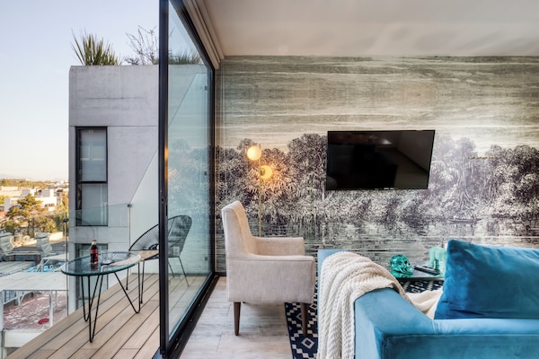 Apartamento superior, sacada | Área de estar | TV de tela plana