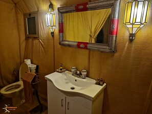 Quarto Duplo Deluxe, vista deserto | Casa de banho | Um polibã, produtos de higiene exclusivos, toalhas fornecidas, sabão 