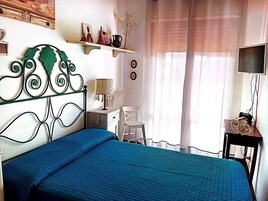 Quarto quádruplo clássico, vista para o jardim | Ferros/tábuas de passar roupa, Wi-Fi de cortesia