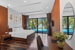 Vila, 2 quartos, piscina particular, vista para a praia | Roupas de cama premium, frigobar, cofres nos quartos, escrivaninha