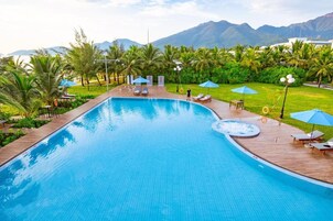 2 piscinas externas, funciona das 6h às 22h, guarda-sóis