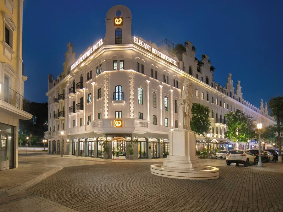 Fachada da propriedade à noite