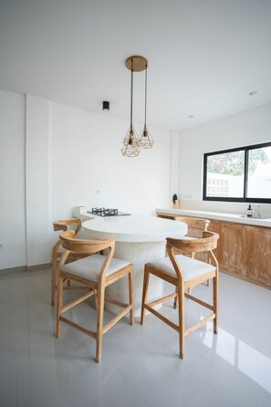 Villa Deluxe, pátio, vista para a piscina | Cozinha privada | Um frigorífico, um micro-ondas, uma placa de cozinha 