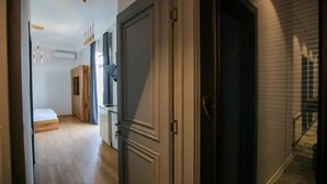 Quarto com cama, guarda-roupa, escrivaninha e cadeira.