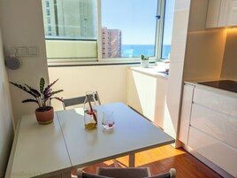 Apartamento, 2 quartos, vista para o mar | Cozinha privada | Um frigorífico/congelador grande, um micro-ondas, um forno