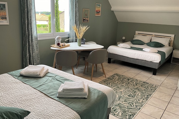 Quarto quádruplo família, vista para o jardim | Frigobar (abastecido com alguns itens grátis), escrivaninha