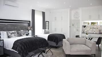 Quarto Triplo de Luxo, pátio, vista para o jardim | Cofre com capacidade para portátil, Wi-fi grátis