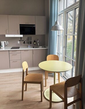 Studio Apartment for 3 | Cozinha privada | Frigobar, micro-ondas, máquina de café expresso, cafeteira/chaleira