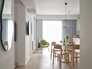 2 Bedroom Apartment for 4 | Área de estar | Smart TV 43 polegadas com canais a cabo