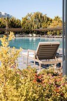 Piscina exterior sazonal, toldos gratuitos, guarda-sóis 