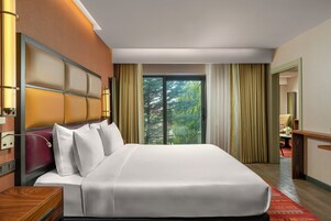 Quarto Familiar, várias camas, varanda, vista para o jardim | Secretária adequada para computadores portáteis, quartos insonorizados 