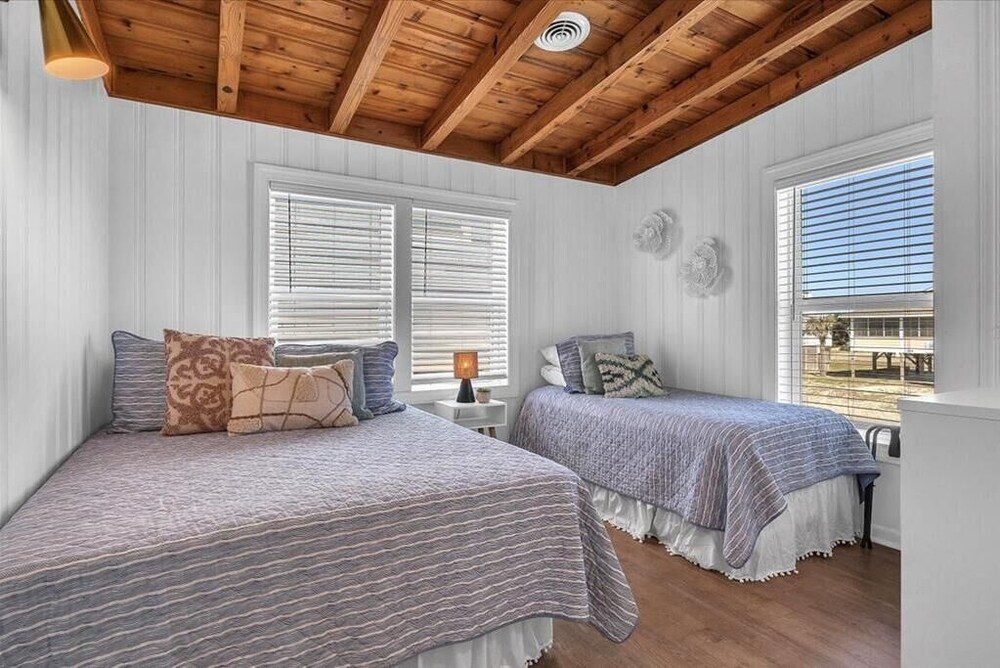 Pelican Pass / 1325 W. Beach Drive - Coastal Vacation Resorts - Holden Beach, NC