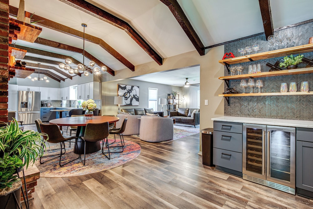 Chic Family-friendly Home In Riverside: 7 Mi To Kc - Kansas City, MO