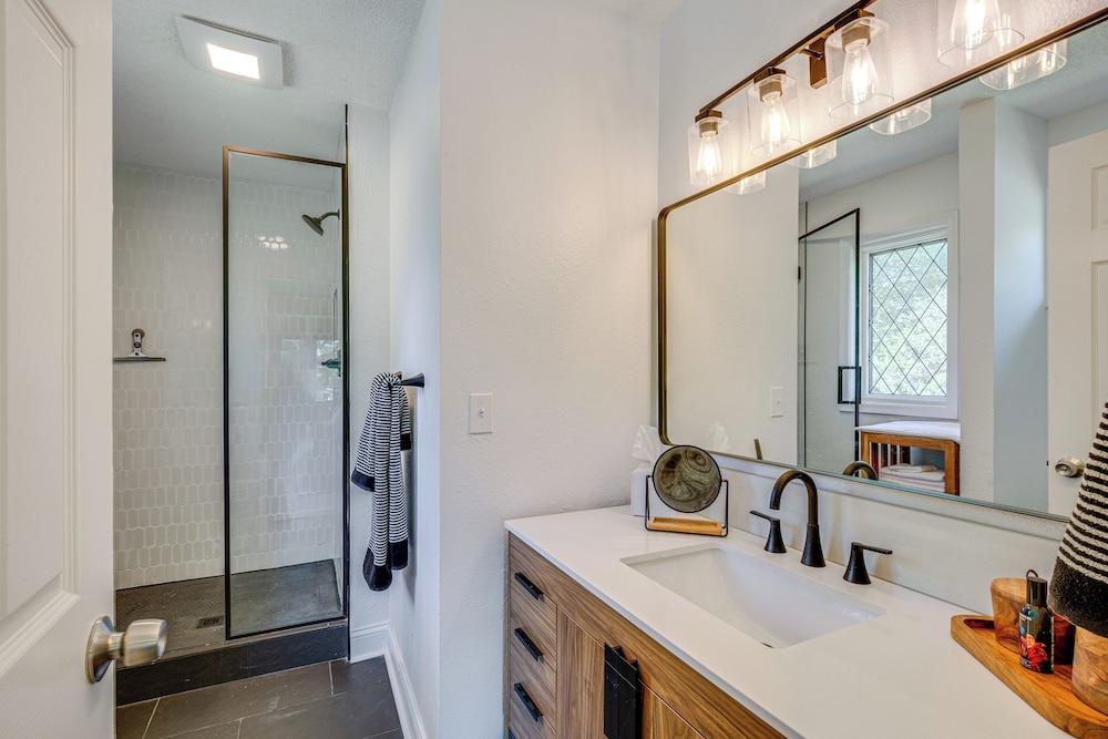 Chic Family-friendly Home In Riverside: 7 Mi To Kc - Kansas