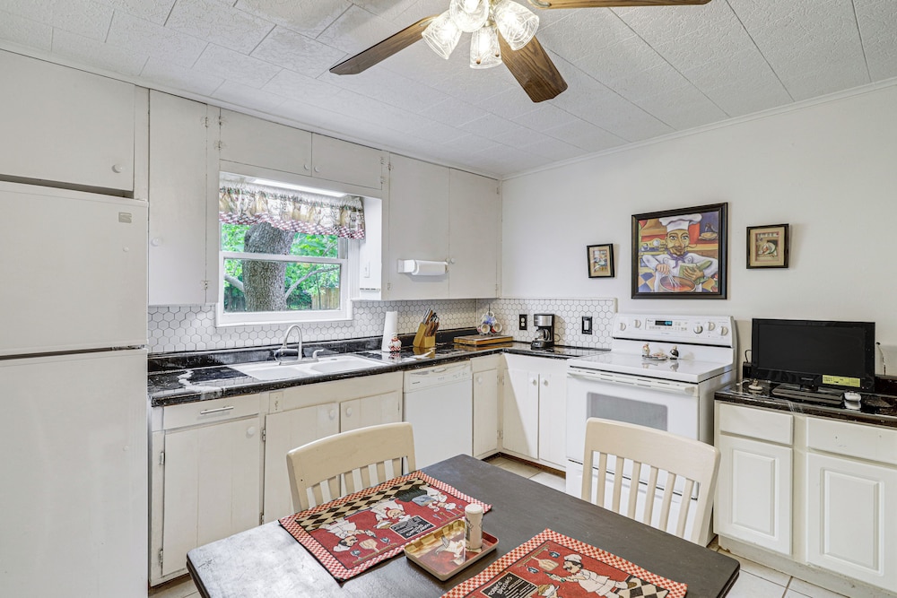 Peaceful Home W/ Yard: 13 Mi To Downtown Houston! - Houston, TX