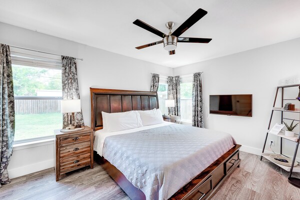 San Antonio Home, 2 Mi To Airport - Pets Welcome! - San Antonio, TX