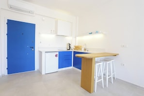 Suíte luxo, sacada, vista para o mar | 1 quarto, cofres nos quartos, quartos à prova de som, Wi-Fi de cortesia