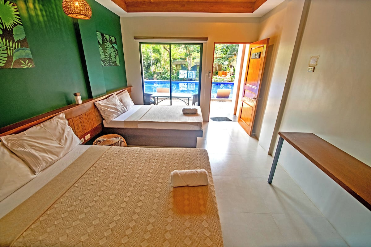 Quarto Twin Standard, vista para a piscina | 1 quarto, secretária, Wi-fi grátis, roupa de cama fornecida