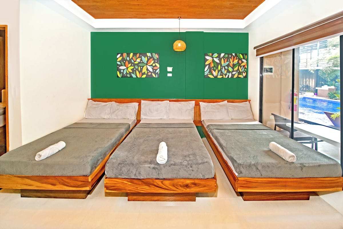 Quarto Familiar, vista para a piscina | 1 quarto, secretária, Wi-fi grátis, roupa de cama fornecida