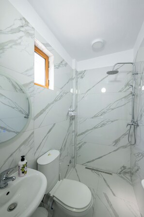 Quarto Triplo Deluxe | Casa de banho | Um secador de cabelo, chinelos