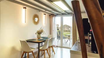 Apartamento Deluxe, vista para o mar (Carmen) | Cozinha privada | Uma chaleira elétrica, uma cadeira de bebé