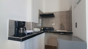Suite Empresarial | Cozinha privada | Um frigorífico/congelador grande, um forno