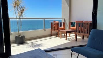 Apartamento Panorâmico em Condomínio Fechado, vista para o oceano | Sala de estar | Smart TV, Netflix, serviços de streaming