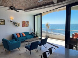 Apartamento Panorâmico em Condomínio Fechado, vista para o oceano | Sala de estar | Smart TV, Netflix, serviços de streaming 