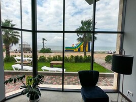 Quarto casal luxo, vista para o mar | Frigobar, cofres nos quartos, escrivaninha