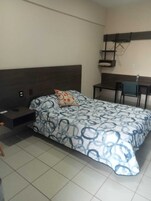 Quarto Standard, 1 cama queen-size | Secretária, secretária adequada para computadores portáteis 