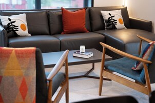 Apartamento em Condomínio Fechado | Sala de estar | Televisor de ecrã plano de 40 polegadas com canais por cabo 