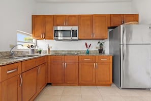 Apartamento, 2 quartos | Cozinha privada | Um frigorífico, um micro-ondas, uma máquina de lavar louça 