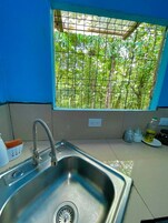 Cabana de Madeira Tradicional, 1 cama king-size e sofá-cama, não fumadores, cozinha | Cozinha privada | Minifrigorífico, um micro-ondas, uma máquina de lavar louça 