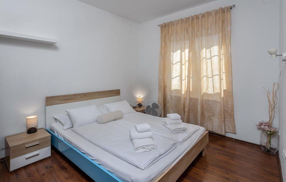 Pet Friendly Apartment In Smrika - Jadranovo