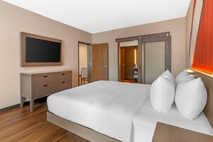 Suite, 1 cama king-size, não fumadores (Accesible) | Secretária adequada para computadores portáteis, ferro/tábua de engomar 