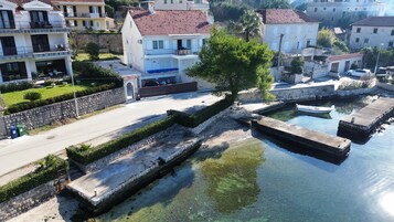 Perto da praia, guarda-sóis 