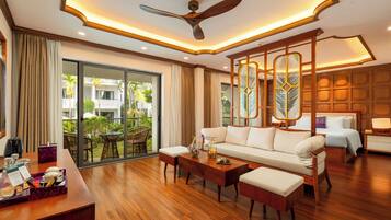 Quarto casal com design assinado | Frigobar, cofres nos quartos, escrivaninha, quartos à prova de som