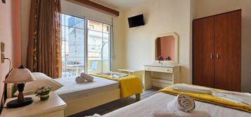 Quarto Twin Clássico, varanda, Vista para a cidade | Cofre no quarto, secretária 