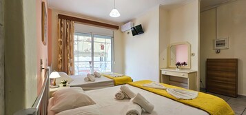 Quarto quádruplo clássico, sacada, vista para o jardim | Cofres nos quartos, escrivaninha, espaço de trabalho para notebook