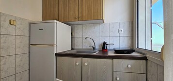 Geladeira, cooktop, talheres/pratos/utensílios de cozinha