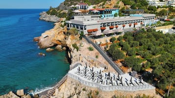 Uma praia privada, espreguiçadeiras, guarda-sóis de praia