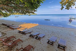Uma praia privada, bares na praia 