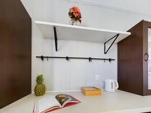 Apartamento, 2 quartos, sacada | Cozinha privada | Fogão, chaleira elétrica, talheres/pratos/utensílios de cozinha, freezer