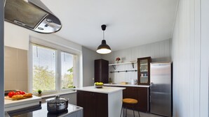 Apartamento, 2 quartos, varanda | Cozinha privada | Um forno, uma chaleira elétrica, utensílios de cozinha, Congelador 